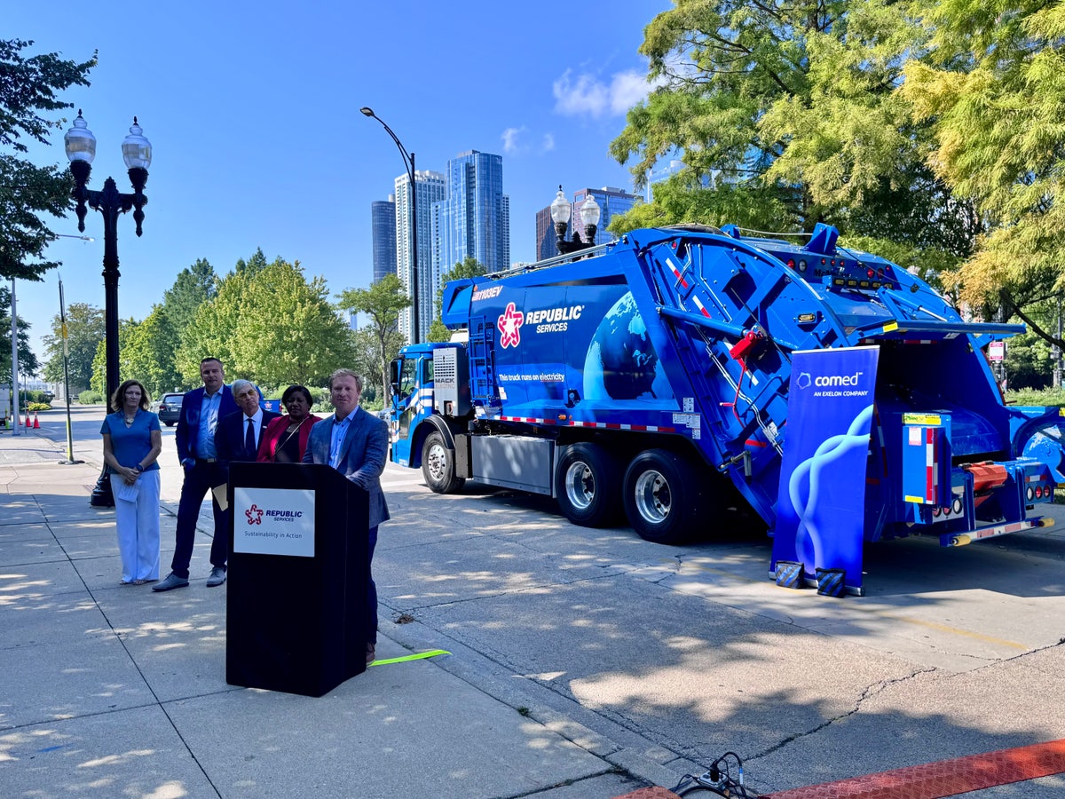 Republic Services Deploys Mack® LR Electric Fleet in Chicago